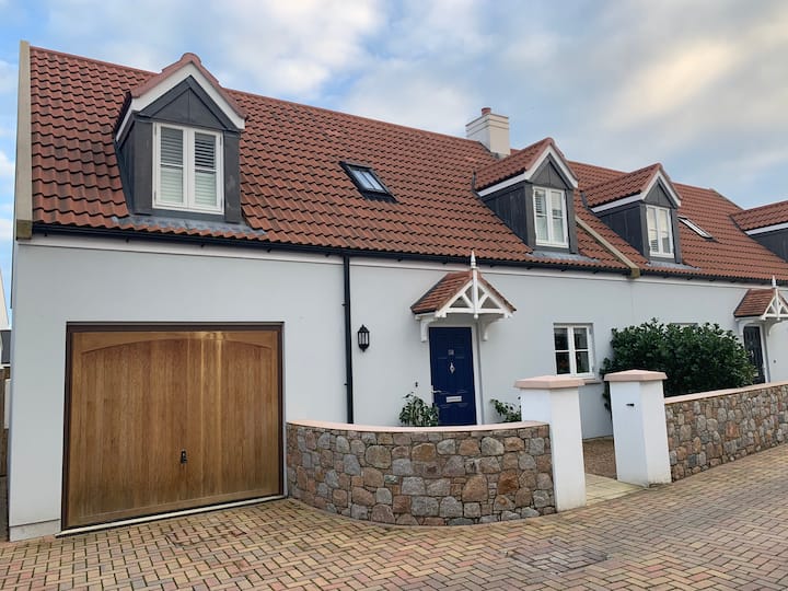 2 Bed House In The Heart Of Gorey - Jersey