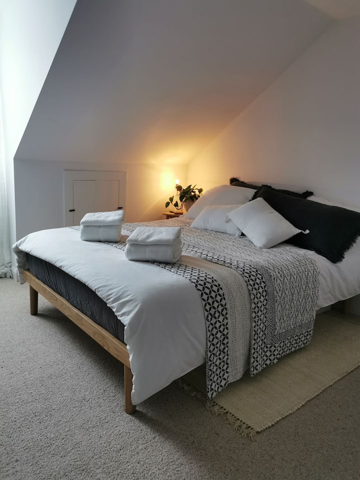 Creative Quarter Coastal Retreat - The Artist's Attic - 도버