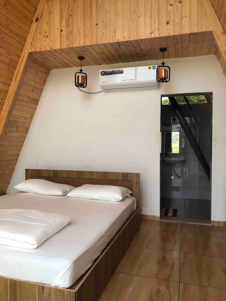 Serene Lakeside Cottages With Bathtub And Pool. - Karjat