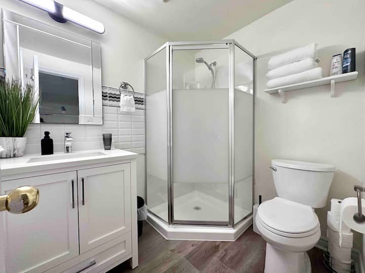 Charming Unit In Newmarket - Bradford