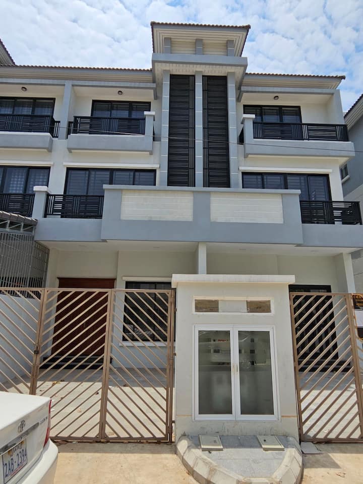 Fully-furnished 4 Bedroom House - Phnom Penh