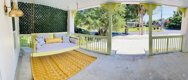 1886 Historic Home - Miss Corby’s Porch - Panama City, FL