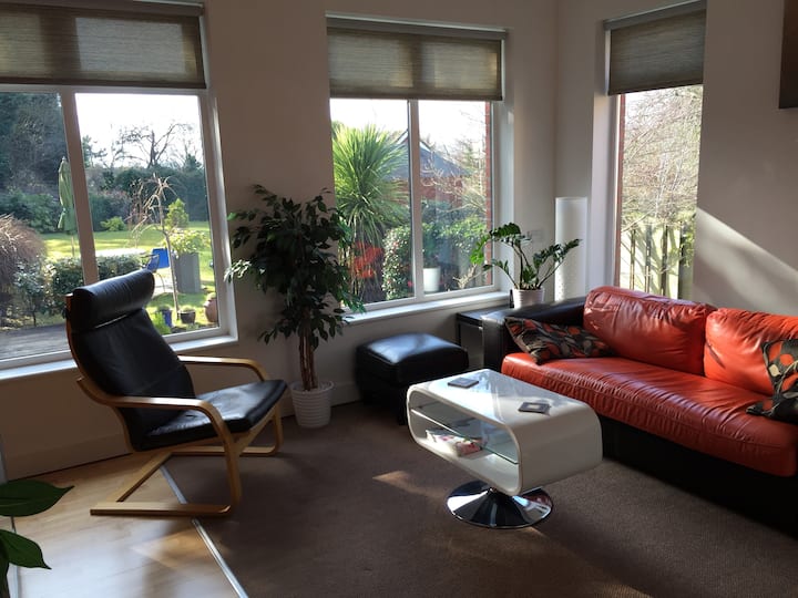 Full 5 Room Ground Floor Of A 3 Storey Family Home - Belfast