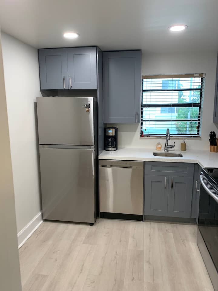 Boutique South Beach 2 Br, 2 Bt With Parking - Miami Beach, FL