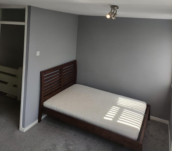 Lovely 3 Bedroom Unit In Surrey - Woking