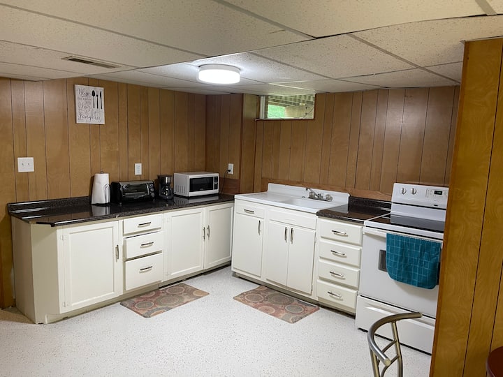 Entire Basement Guest Suite Near Hpu W/amenities - High Point, NC