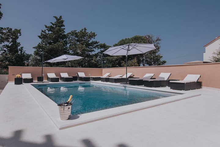 Hideout - Pool Apartments For 12 - Novalja