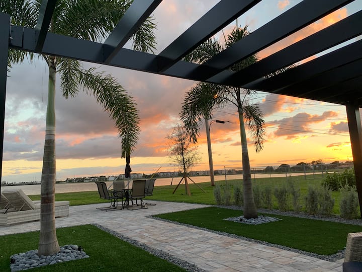 Lake House With Priceless Sunsets - West Palm Beach, FL