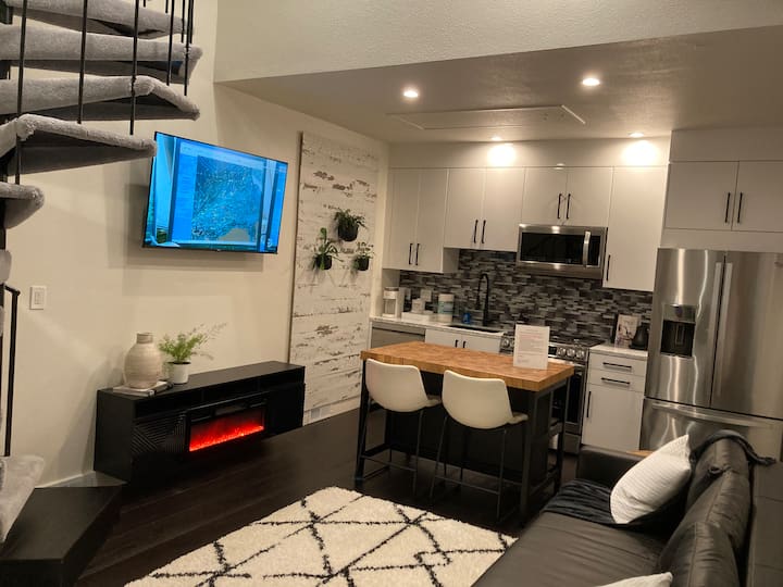 Lovely 1 Bedroom Apartment In A Triplex House. - Castro Valley, CA