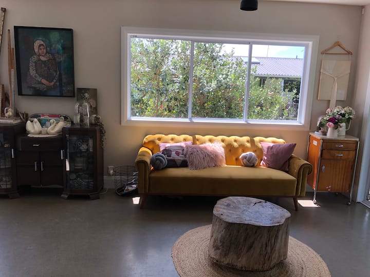 Eclectic Arty Family Home In Quiet Location - Mount Maunganui