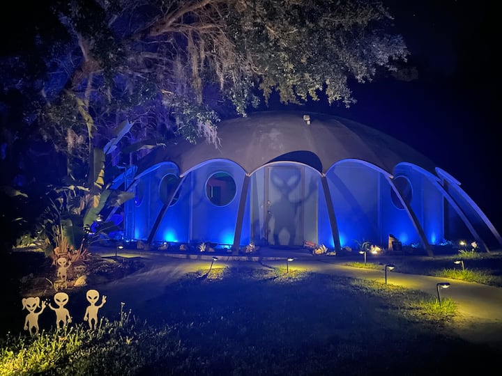 UFO Dome- Retro Arcade-Fire Pit-Nature & Near Lake - Dome houses for ...