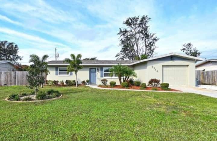 Tropical Family Home Near Anna Marie Island - Bradenton, FL
