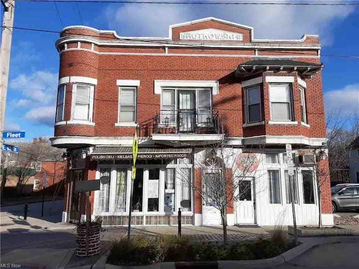 Spacious Village Getaway - Cleveland, OH