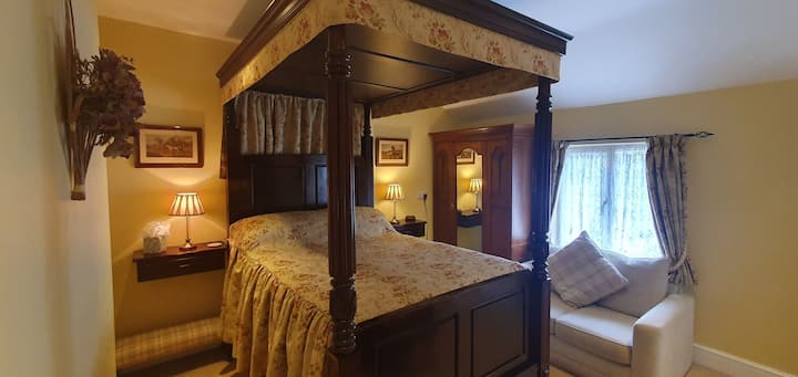 Four Poster Double Room - Stow-on-the-Wold