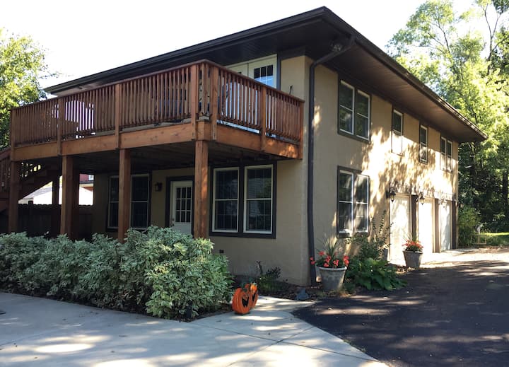 Round Lake Beach Guesthouse - Grays Lake, IL