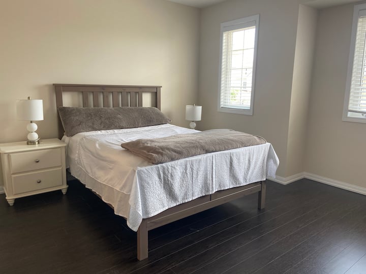 New On Suiet Two Bedrooms - Burlington