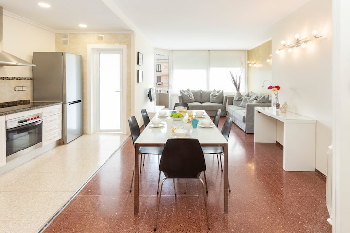 Cozy Spacius Apartment In Paralel For 8 - Barcelona