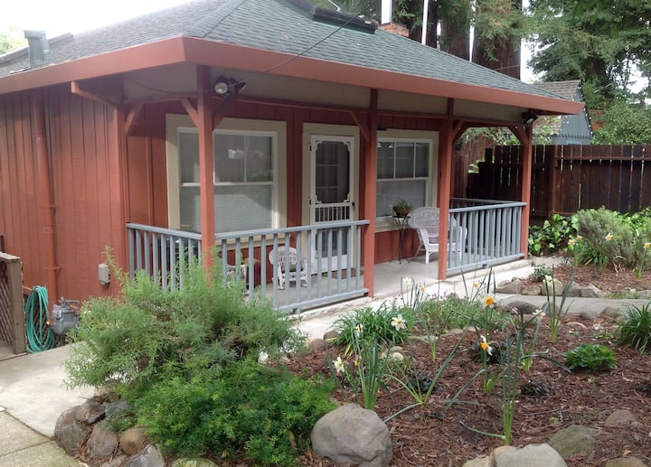 Riverfront Wine Country Cottage With Views And Spa - Healdsburg, CA
