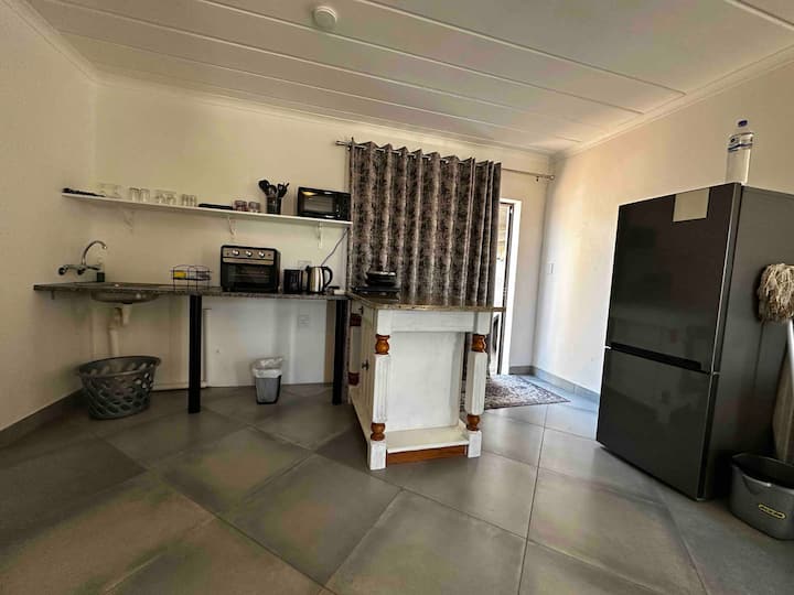 Spacious Queen Open-plan Unit (Ground Floor) - Pretoria, South Africa