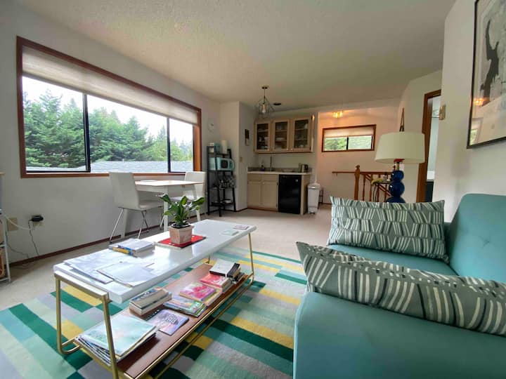 Cozy Quiet Full Unit Among Evergreens - Bellevue, WA