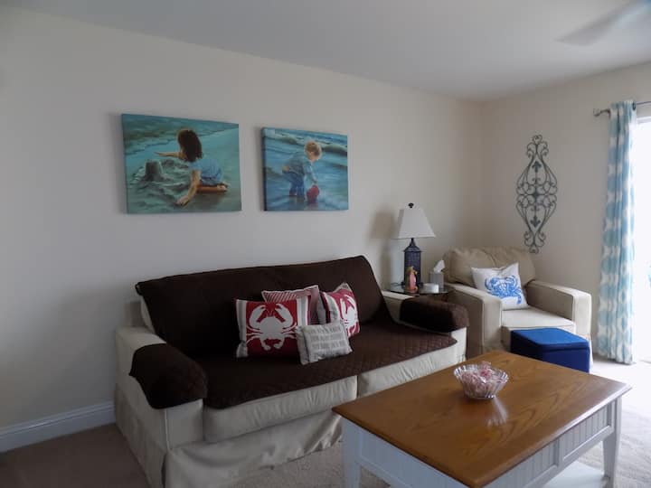 Comfy Two Bedroom Furnished Condo - 빌럭시