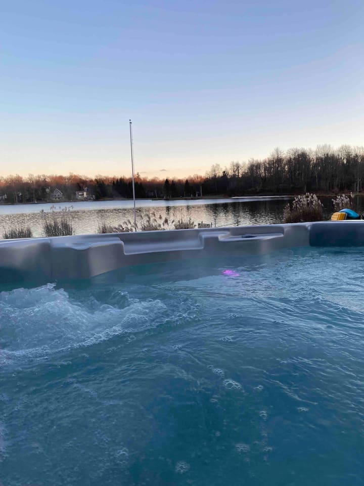 Lakefront Chalet W/private Hot Tub & Stunning View - Pocono Mountains, PA