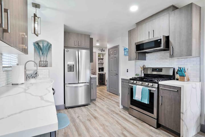 New! Modern Cabin By The Lake - Jacuzzi, Firetable, Games, Surround Sound, More! - California