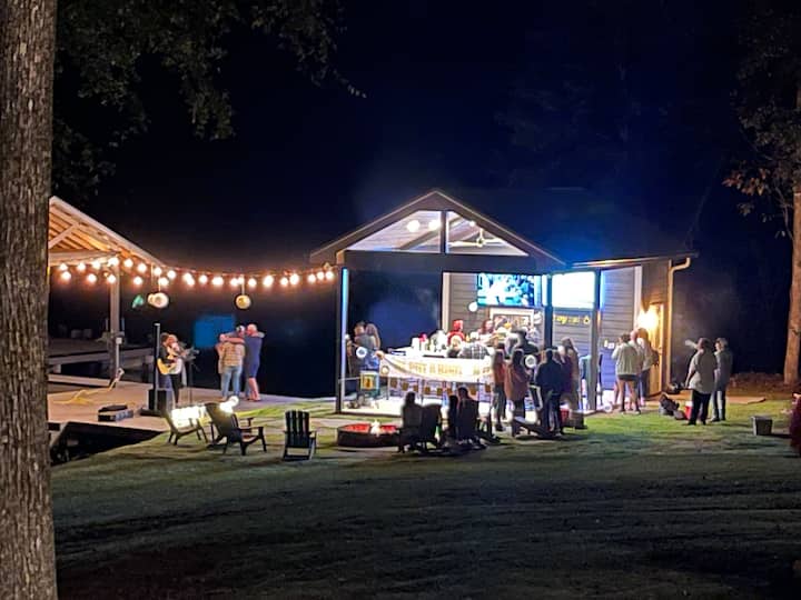 Lake Martin Casa With Great Outdoor Fun-sleeps 20 - Lake Martin, AL