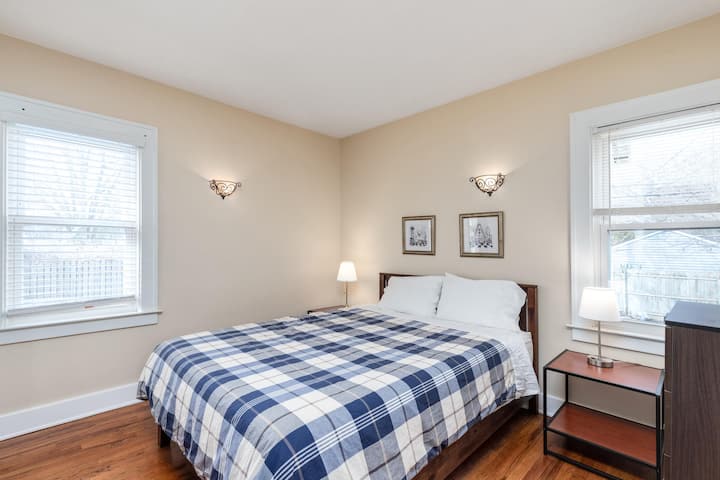 1920's Charmer With Modern Ammenities And 1000mpbs Internet! - Royal Oak, MI