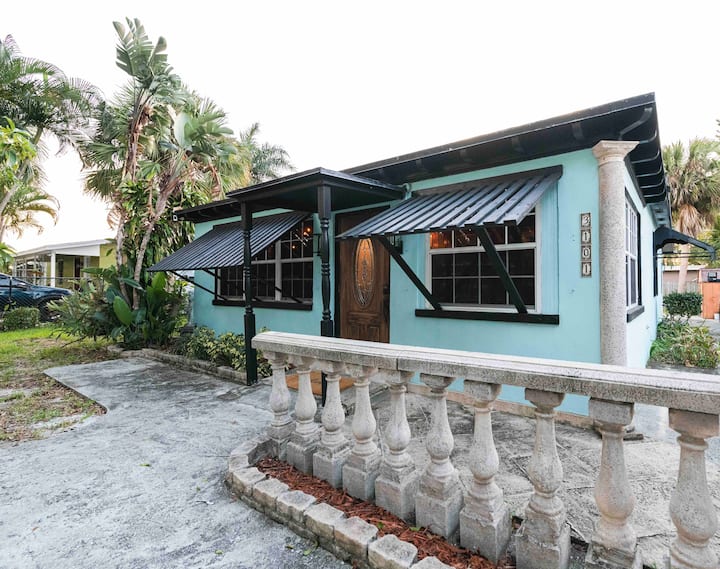 Spacious 3/2 With 4k Smart Tv And Game Room - West Palm Beach, FL