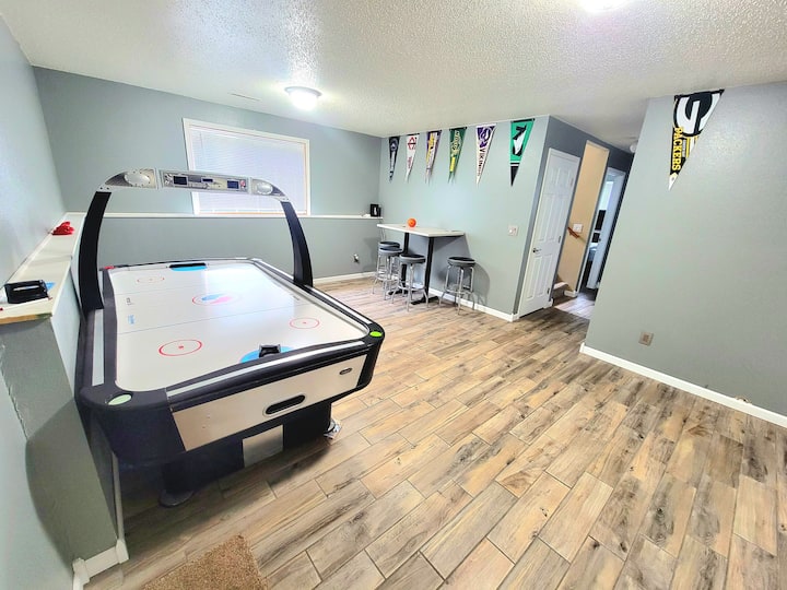 Sleeps 12, Air Hockey, And Large Gathering Spaces! - Fargo, ND