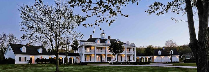 Mt. Vernon Inspired Mansion B&b - Master Bedroom - Fayetteville, AR