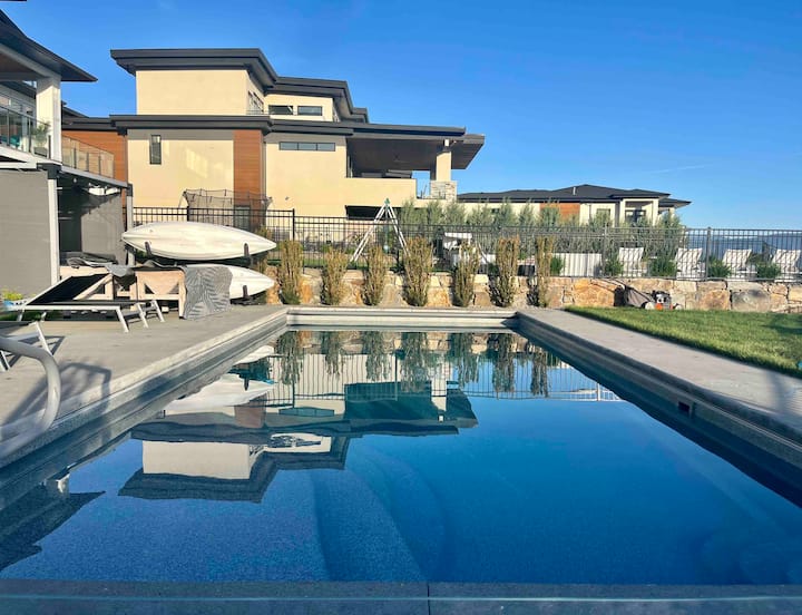 Lic. Outstanding 2 Bedroom With Pool & Hot Tub - 킬로나