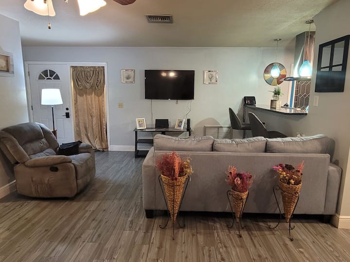 😍Cheerful & Cozy 3 Bd 1 Ba Home Close To ⛱️ Beach - Clearwater, FL