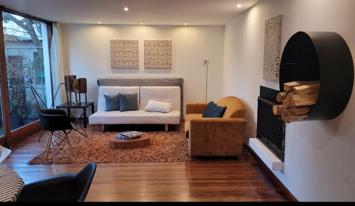 Cerca Al Mall El Jardín Romantico Con Chimenea. - Quito