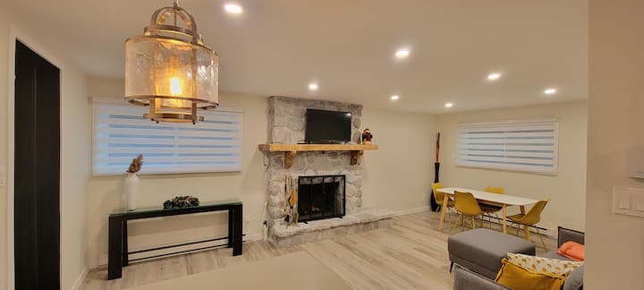 Semi- Basement  Private Side Entrance And Parking - Saint-Sauveur