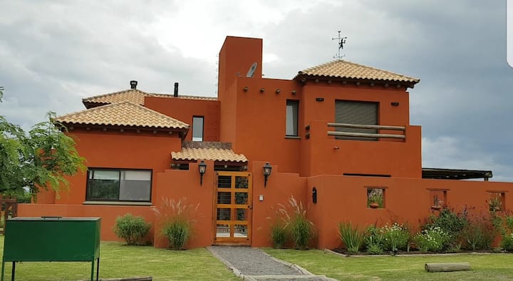 Cálida Y Amplia Casa Con Paisajes Soñados. - サルタ