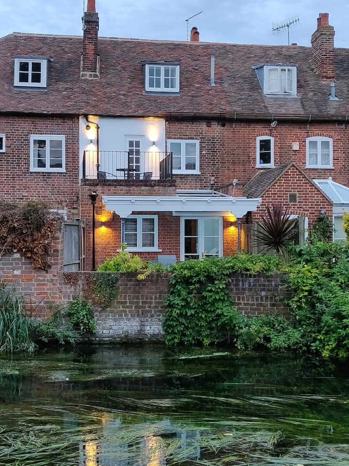 Damselfly Cottage - Riverside Calm In The Old City - Canterbury
