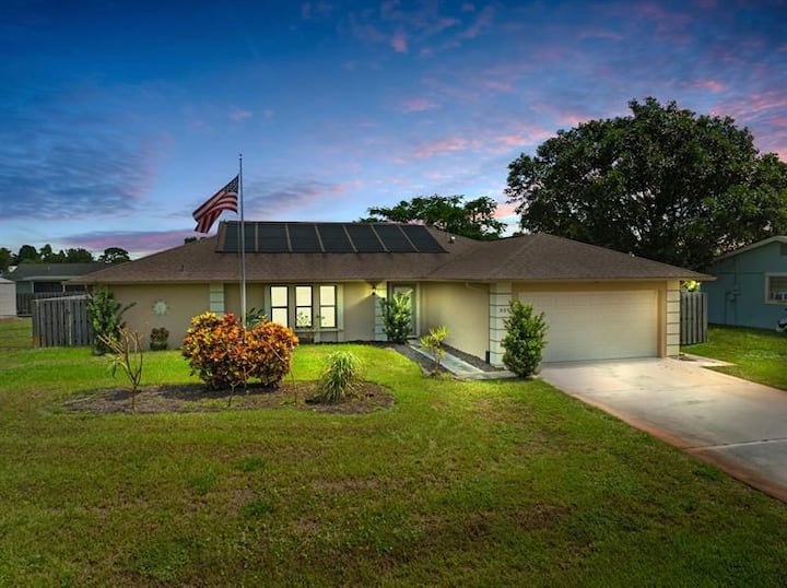 Cheerfull 3-bedrooms/2-bathrooms Home With Pool - Port St. Lucie, FL