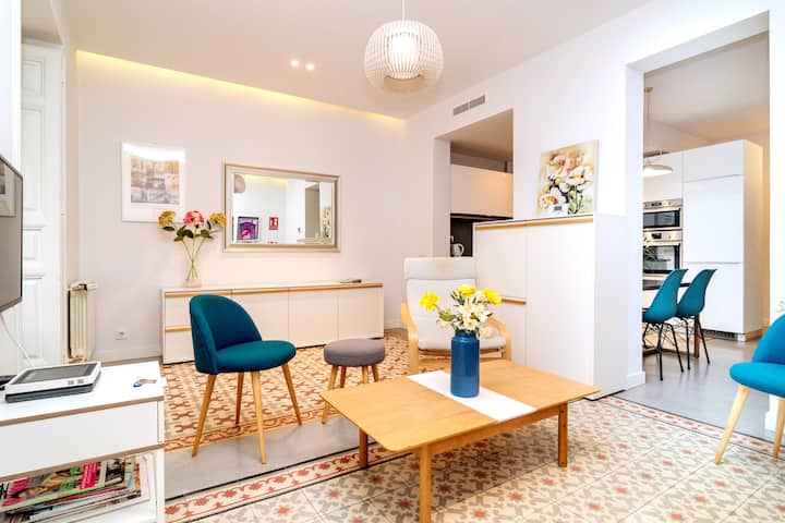 Los Mosaicos De Chamberí En Glorieta De Bilbao - Madrid