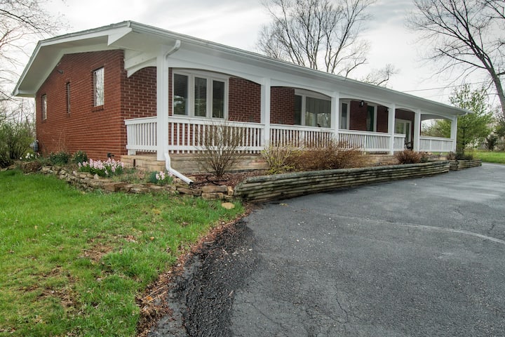 Brick Lodge Vacation Cabin - Nashville, IN