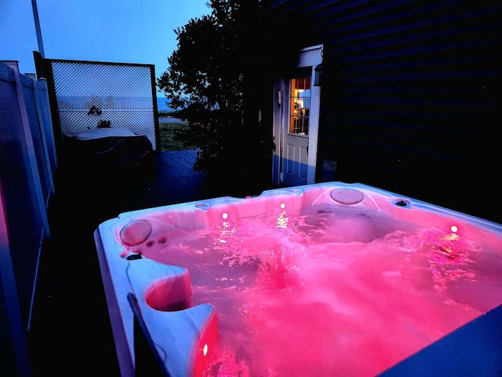 Beach House Stunning Lake Views! Hot Tub, Fire Pit - Hamilton