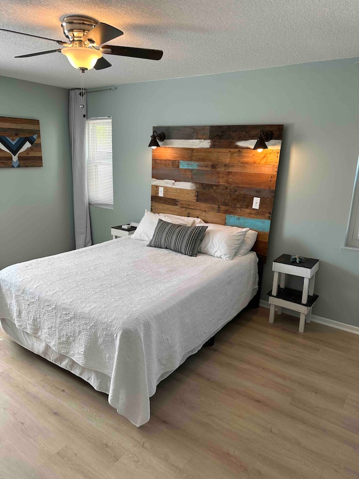 Indian Shores "Rustic" Beach Condo! 2br/2ba - Indian Shores, FL