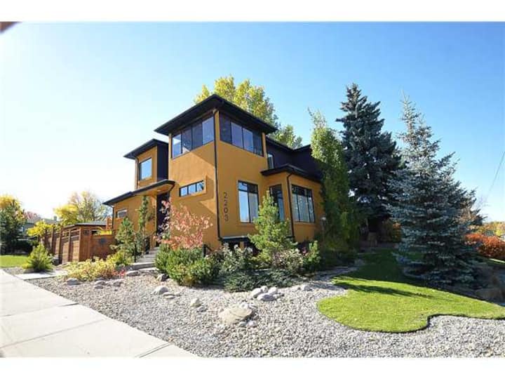 Fabulous Inner City Family Home - Pet Friendly - Calgary