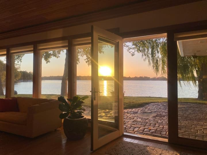 Hidden Gem - Sunset Lake Home  W/ Hot Tub - Oconomowoc, WI