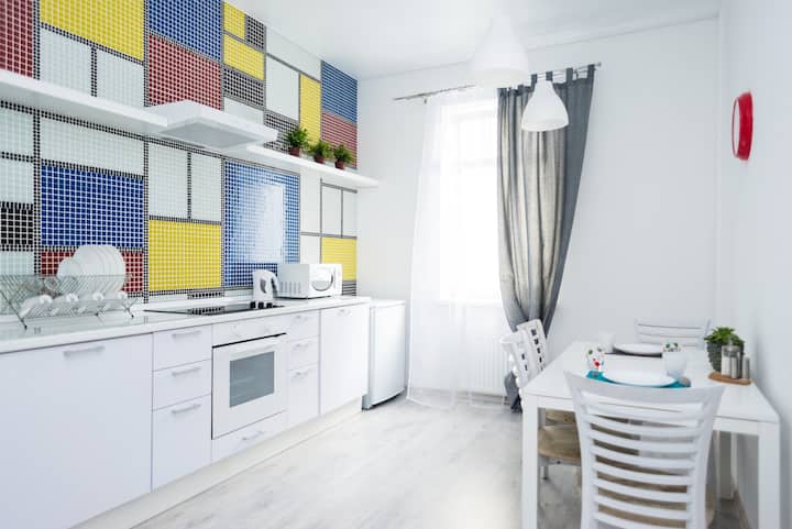 Минимализм и Мондриан.
Щорса, 53 - Yekaterinburg