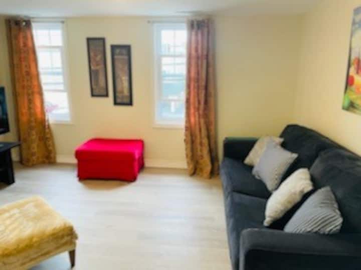 Renovated Shabby Chic Top Floor Flat With Parking - Halifax, NS, Canadá