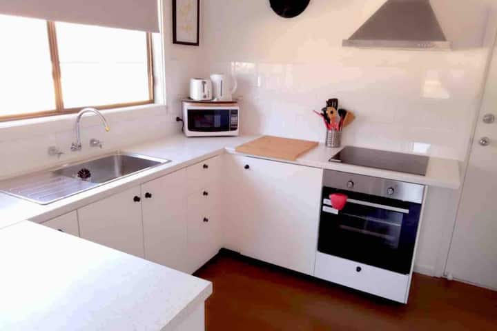 1 Bedroom & Study Husky House -Stayinjervisbay Com - Sanctuary Point