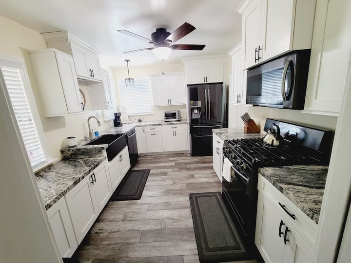 Charming Hideaway - Bakersfield, CA