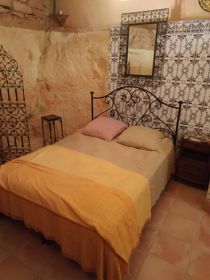 Cabrerets: Chambre Ocre Sur Le Chemin - Path-room - Saint-Cirq-Lapopie
